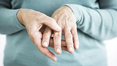 Schmerzen in den Händen: Ursachen und Therapien | Apotheken Umschau