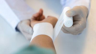 Tierbisse bei Kindern: So reagieren Eltern richtig | Apotheken Umschau