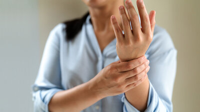 Schmerzen in den Händen: Ursachen und Therapien | Apotheken Umschau