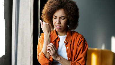 Läuse: Lausbefall erkennen und behandeln | Apotheken Umschau