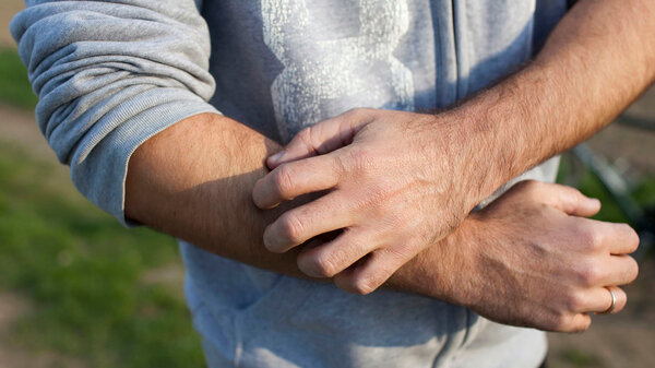 Läuse: Lausbefall erkennen und behandeln | Apotheken Umschau