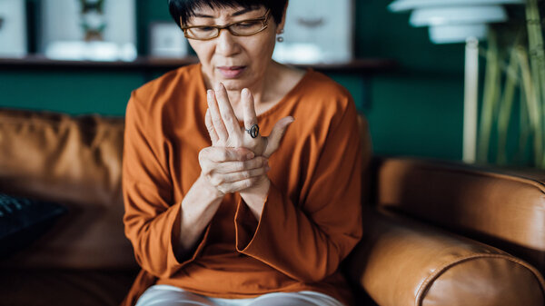 Schmerzen in den Händen: Ursachen und Therapien | Apotheken Umschau