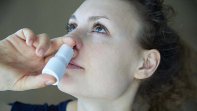 Nasenspray: Welches ist das richtige für welchen Zweck? | Apotheken Umschau