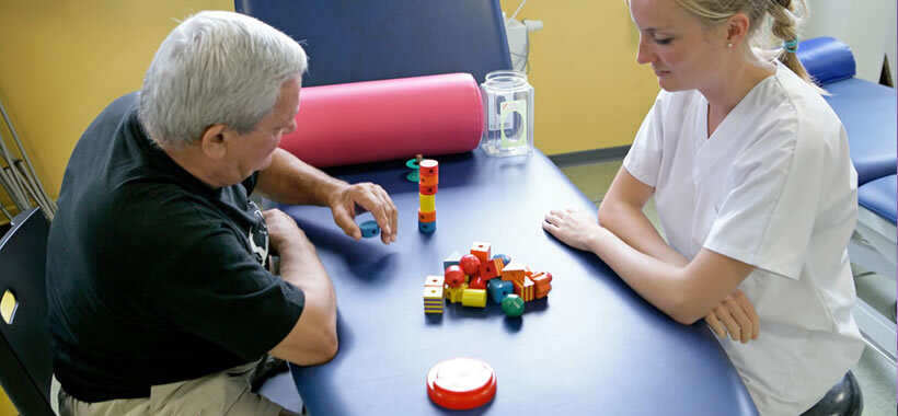 Ergotherapie: Üben für den Alltag | Apotheken Umschau