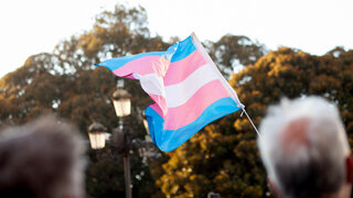 Transidentität: Wie Eltern merken, dass ihr Kind trans ist | Apotheken ...