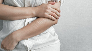 Ritzen: Was tun, wenn mein Kind sich selbst verletzt? | Apotheken Umschau