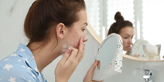 Pickel Patches: Wie sinnvoll sind die Anti-Pickel-Pflaster? | Apotheken ...