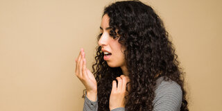 Mandelsteine: Was tun, wenn sie stören? | Apotheken Umschau